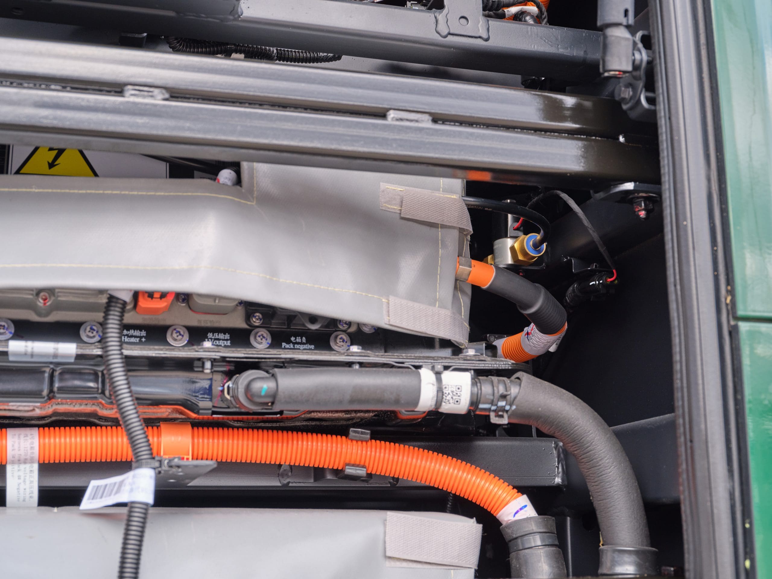 GTe14: The first tri-axle battery-electric coach - Pelican