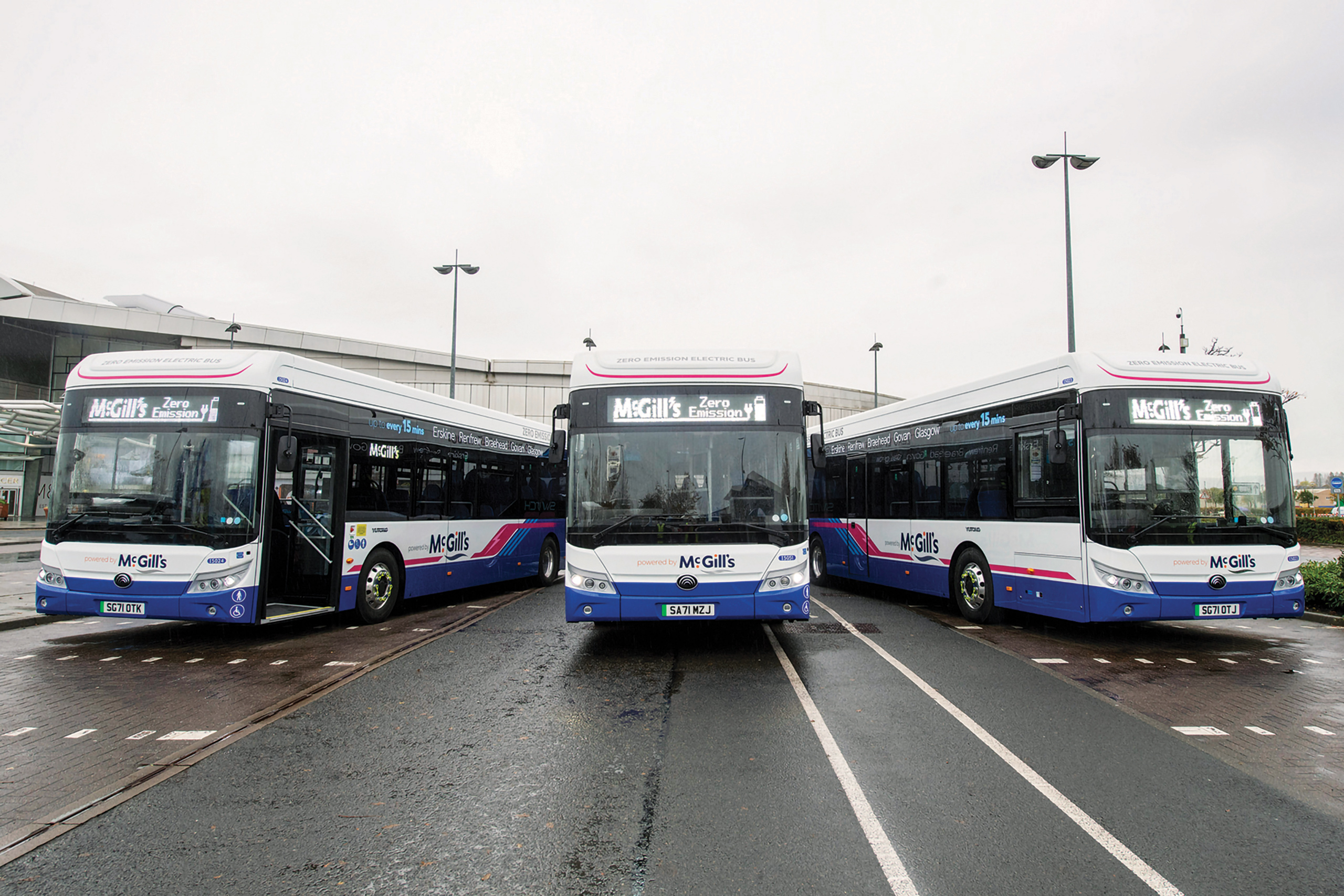 GTe14: The first tri-axle battery-electric coach - Pelican